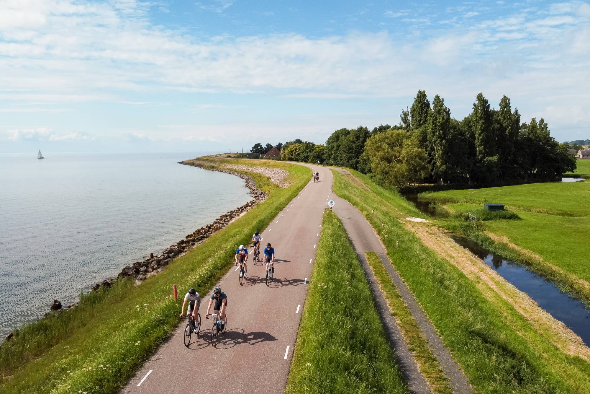 Fietsplezier op de dijk: geslaagde 14e editie Ronde van de Westfriese Omringdijk – Le Champion
