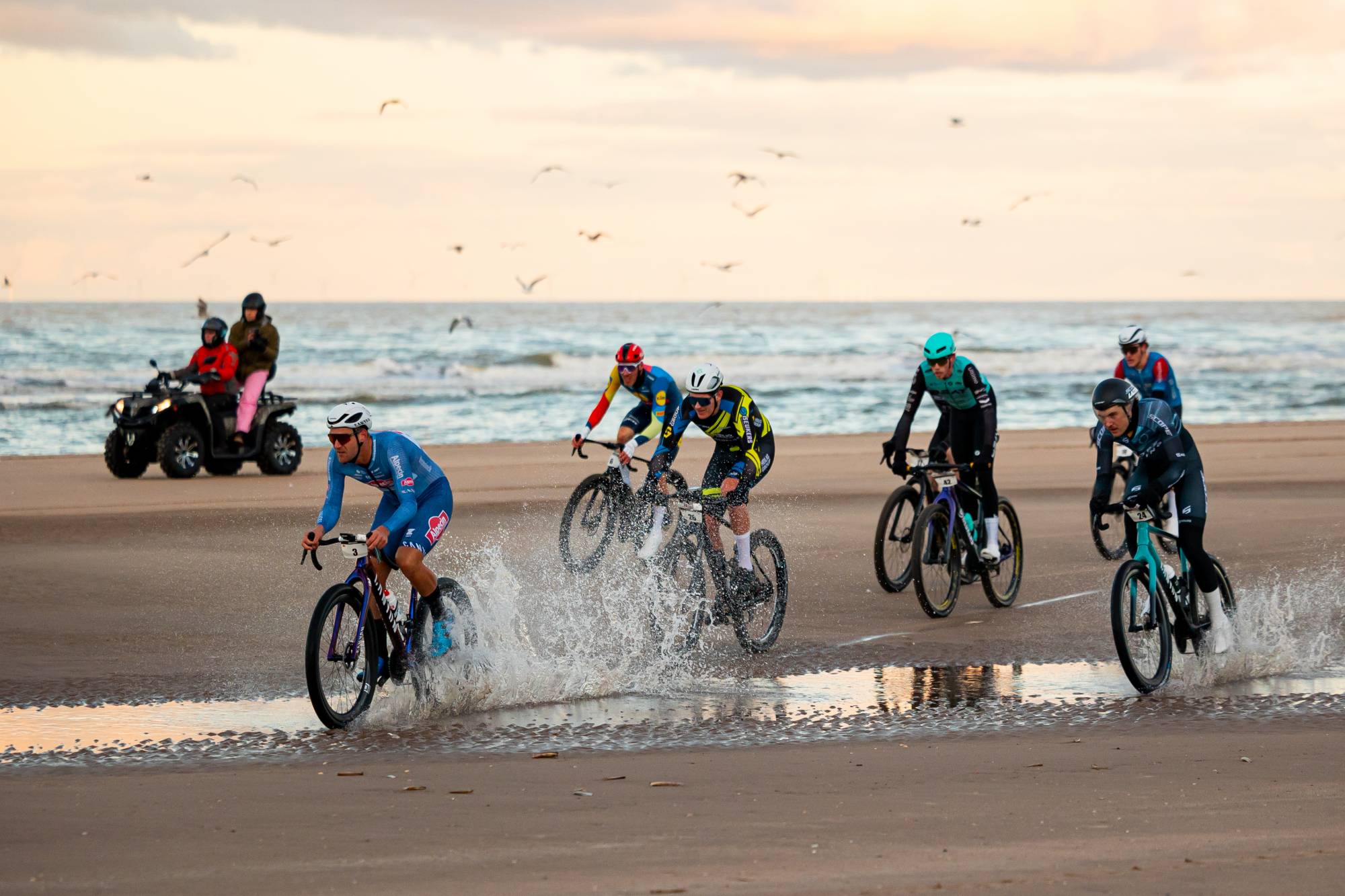Hattrick Hero Dupont sprint zich in recordtijd in illuster rijtje tijdens GP Groot Egmond-Pier ...