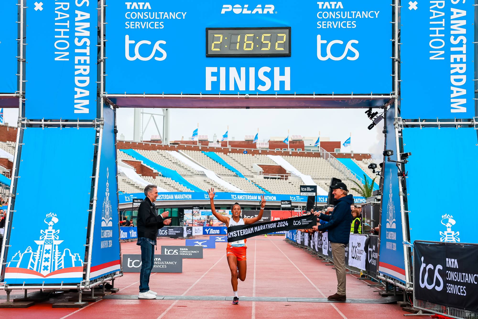 Yalemzerf Yehualaw verpulvert parcoursrecord TCS Amsterdam Marathon ...